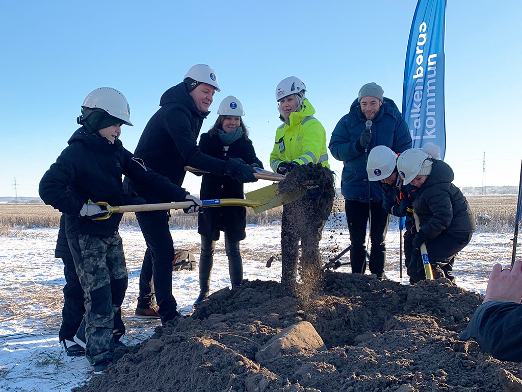 Spadtaget för nya Tröingeskolan bjöd på sol och glädje